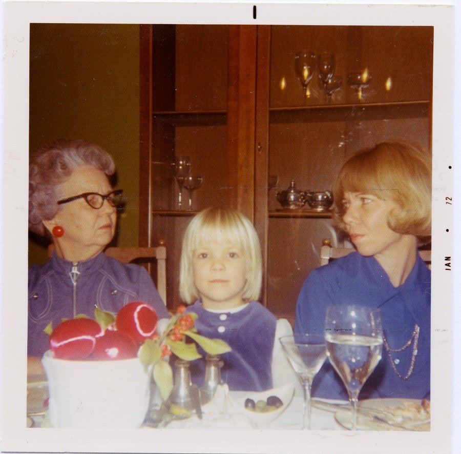 Amazon.com: Awkward Family Holiday Photos: 9780307888136: Bender, Mike ...