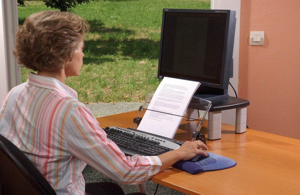 3M Adjustable Document Copy Holder, In-line with Monitor Minimizing ...