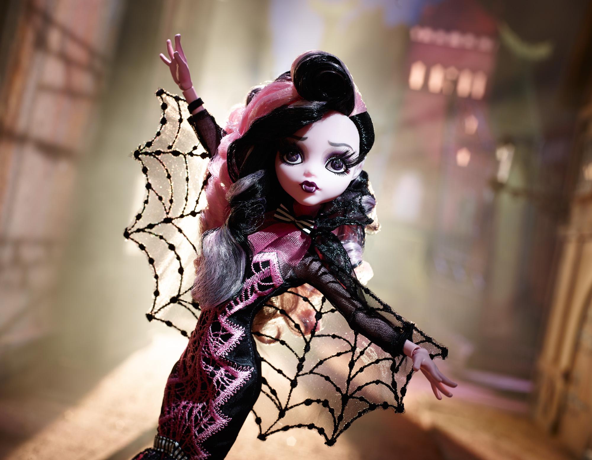 Amazon.com: Monster High Draculaura Collector Doll (Discontinued by ...