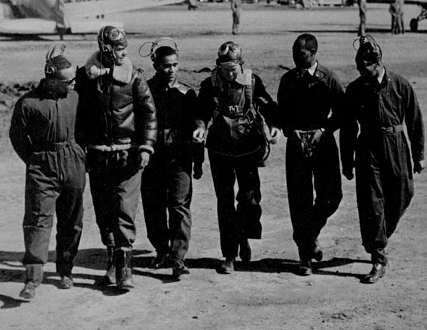 Amazon.com: Freedom Flyers: The Tuskegee Airmen of World War II (Oxford ...