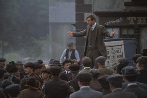 Michael Collins [Blu-ray]: Amazon.de: Neeson, Liam, Roberts, Julia ...