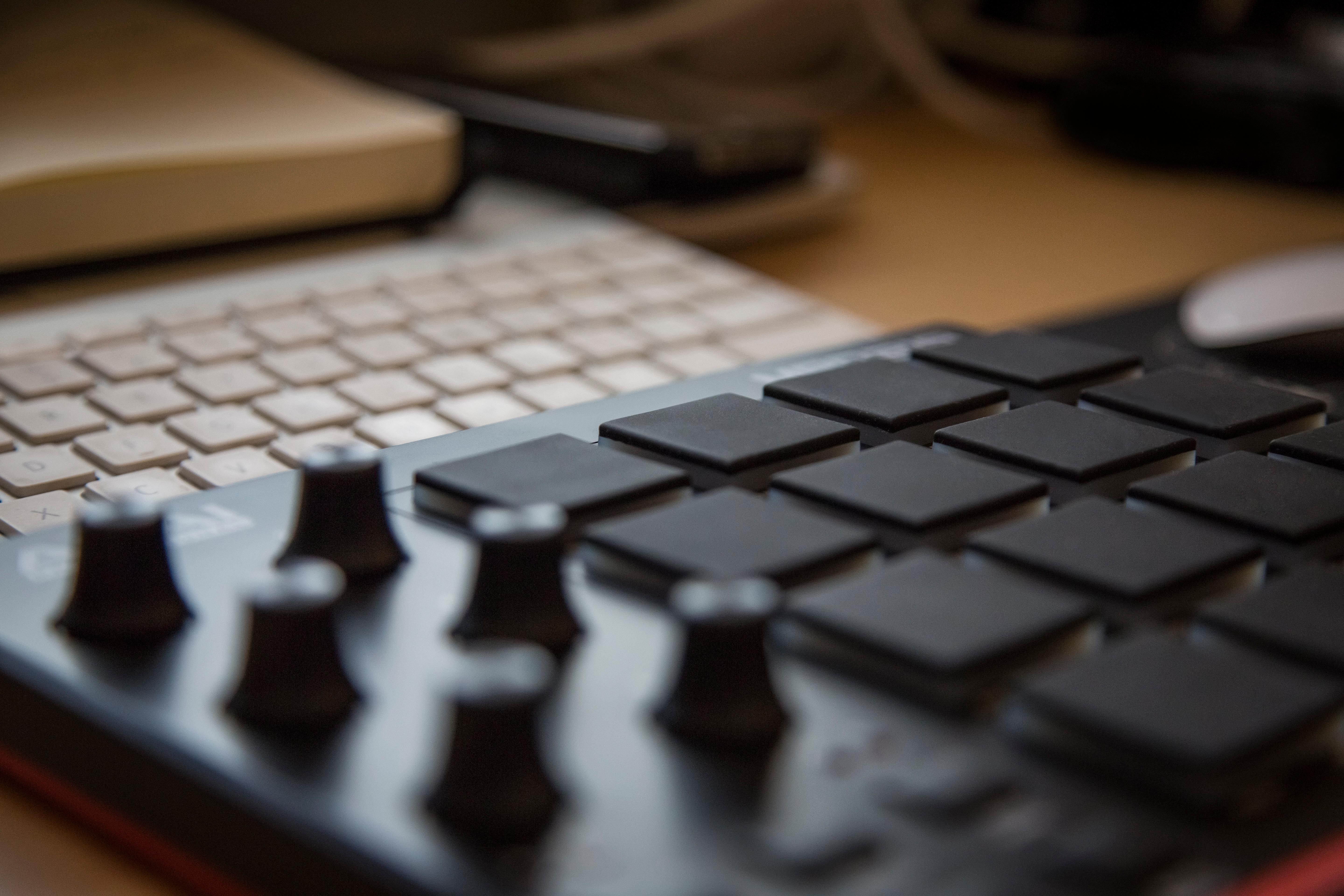 Akai Professional MPD218 | MIDI Drum Pad Controller w/ Free Software ...