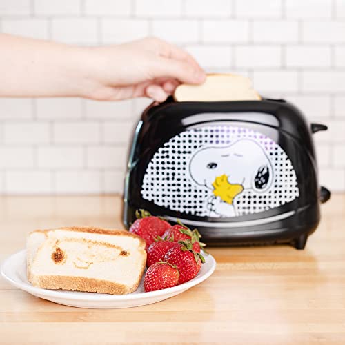 Uncanny Brands Peanuts Snoopy Two-Slice Toaster- Toasts Your Favorite ...