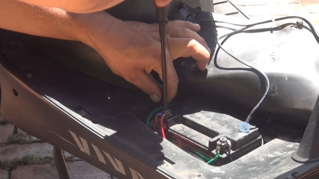 Watch How to install battery maintainer on your scooter Virberello on ...