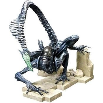 Amazon.com: Alien vs. Predator: Grid Alien: ArtFX Statue: Toys & Games