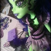 Monster High Amanita Nita Nightshade Doll: Amazon.co.uk: Toys & Games