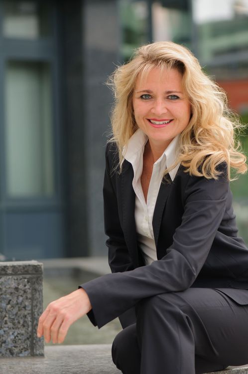 Heike Holz – Audio Books, Best Sellers, Author Bio | Audible.com