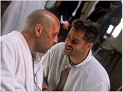 Bruce Willis as James Cole and Brad Pitt as Jeffrey Goines in Twelve ...