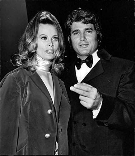 Vintage foto de Michael Landon posando con su esposa Marjorie Lynn Noe ...