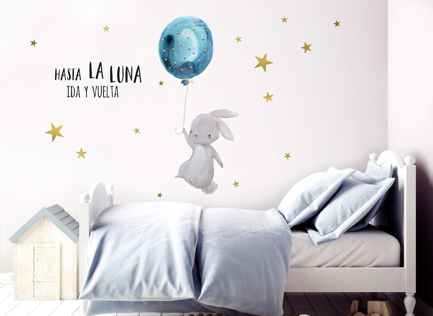 Sticker da muro e lettere in legno Ida & Vuelta” e disegno di lepre con ...