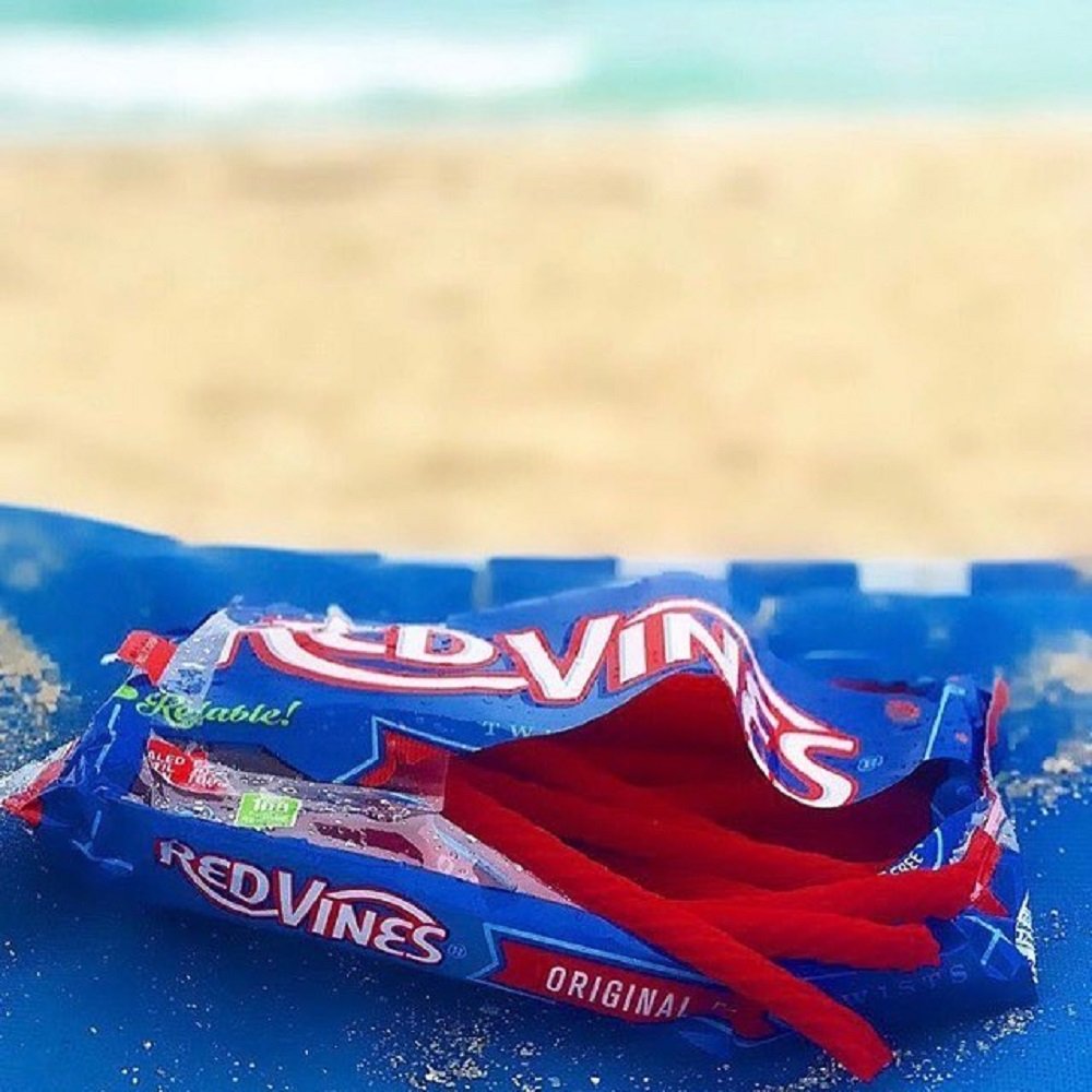 Mua Red Vines, Original Red Twists, 16 oz trên Amazon Mỹ chính hãng ...