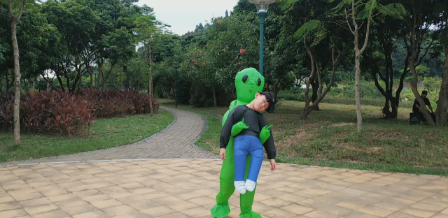 Watch Inflatable Alien Pick me up Costume-Adult on Amazon Live