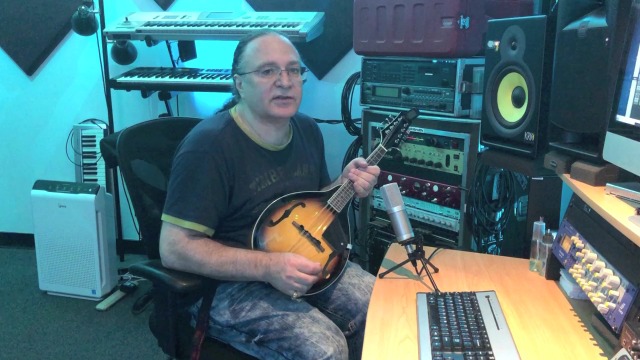 Watch the Awesome Donner Mandolin Sunburst Mahogany. I highly recommend ...