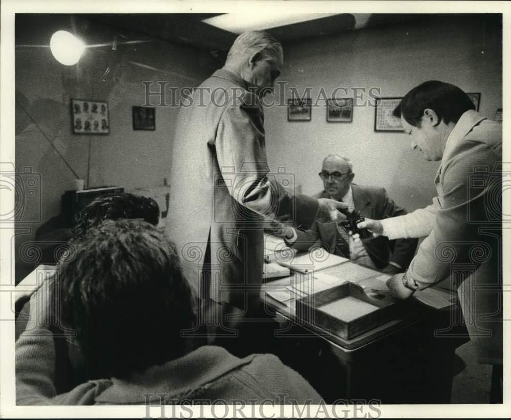 Historic Images – 1976 Foto de Prensa Percy Foreman con Cliente ...