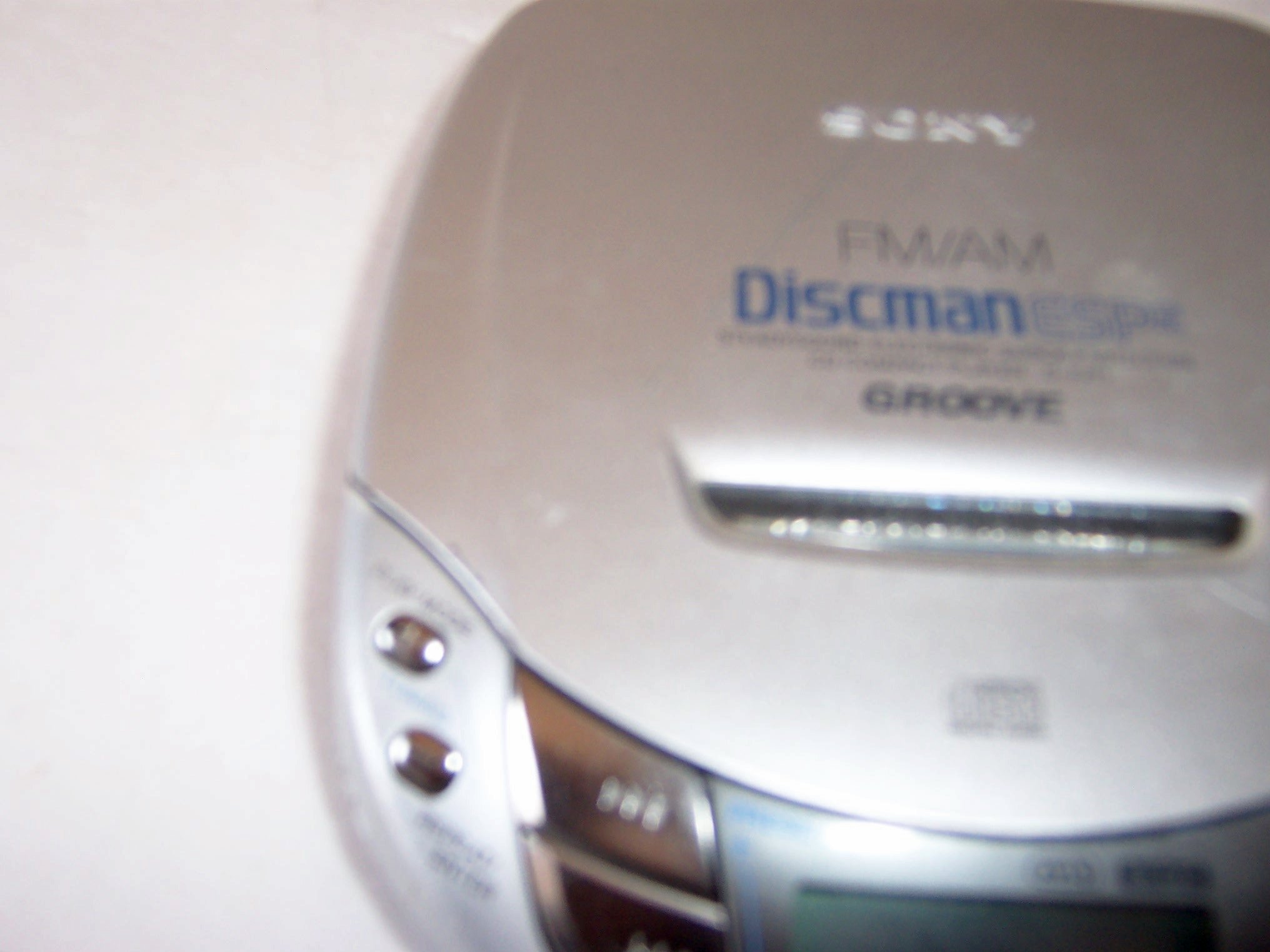 Mua Sony DF411 Discman Portable CD Player with AM/FM Tuner trên Amazon ...