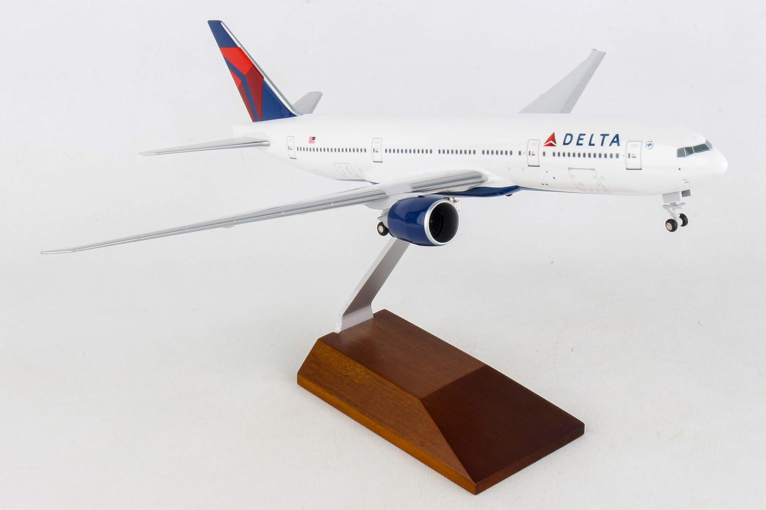 Amazon.com: Daron Delta 777-200LR 1/200 with Wooden Stand & Gear ...