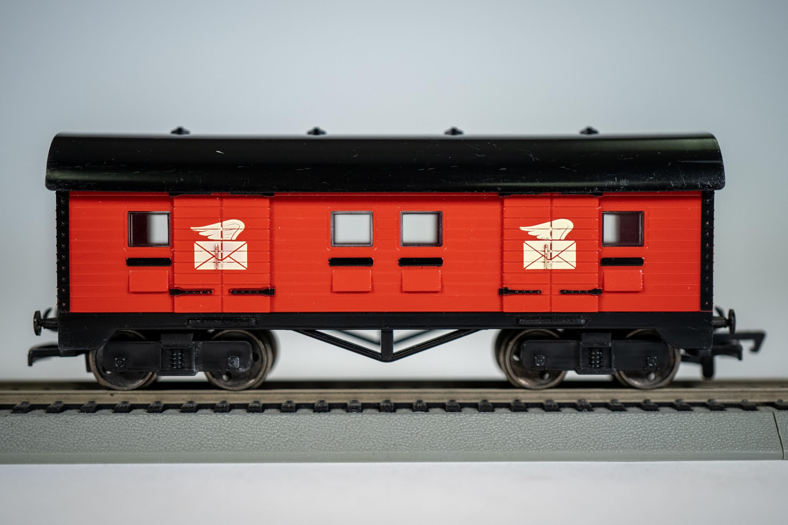 Mua Trains - THOMAS & FRIENDS MAIL CAR - RED - HO Scale trên Amazon Mỹ ...