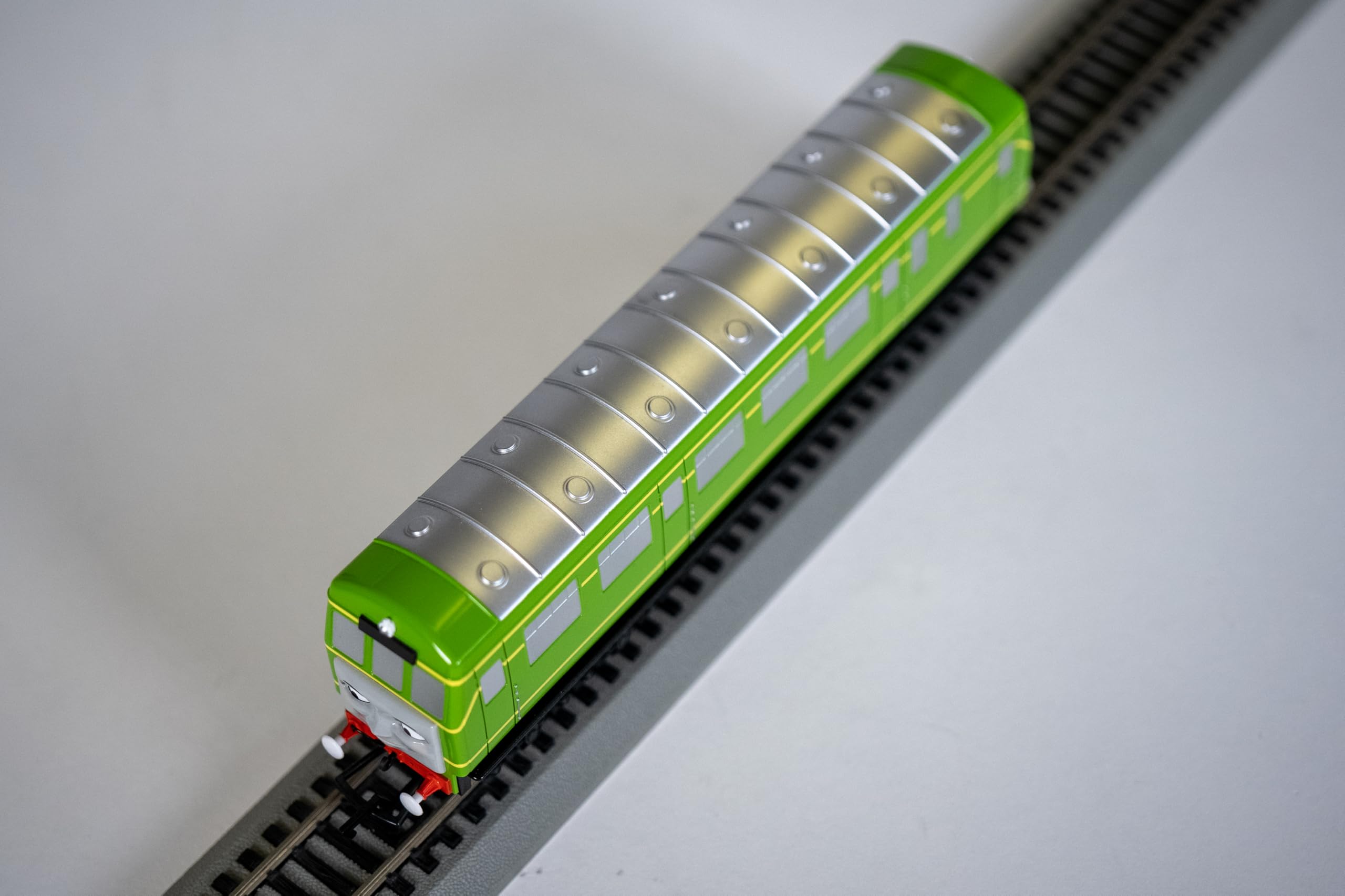 Mua Trains - Thomas & Friends Daisy Locomotive with Moving Eyes - HO ...