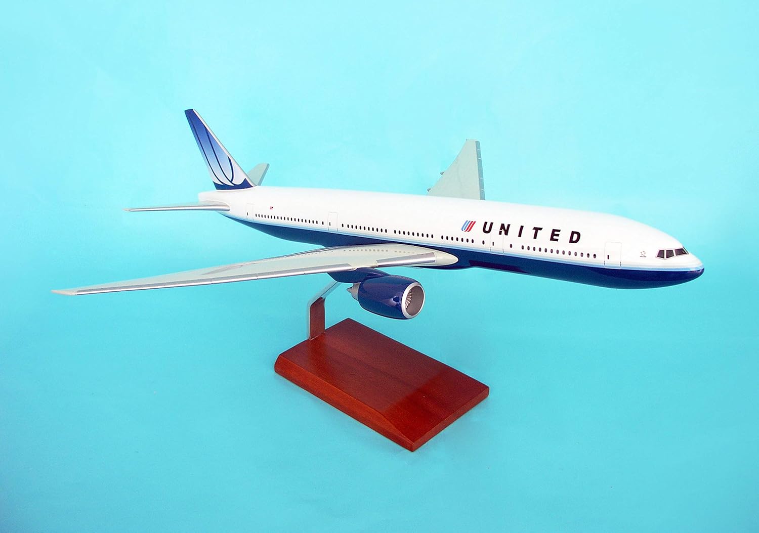 Amazon.com: DARON WORLDWIDE United 777-200 1/100 New Livery: Toys & Games