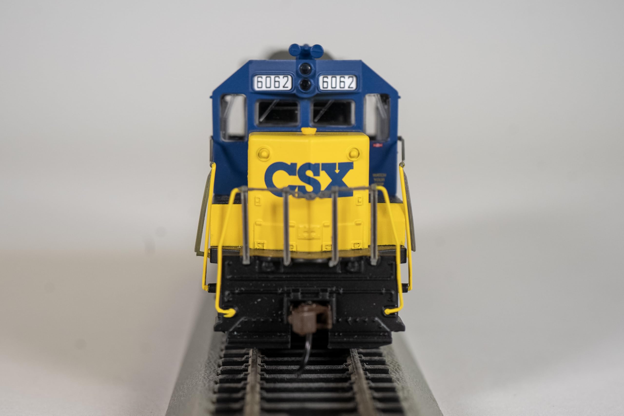 Mua Bachmann Trains - EMD GP40 - DCC Equipped Diesel Locomotive - CSX® #6062 (Bright Future ...