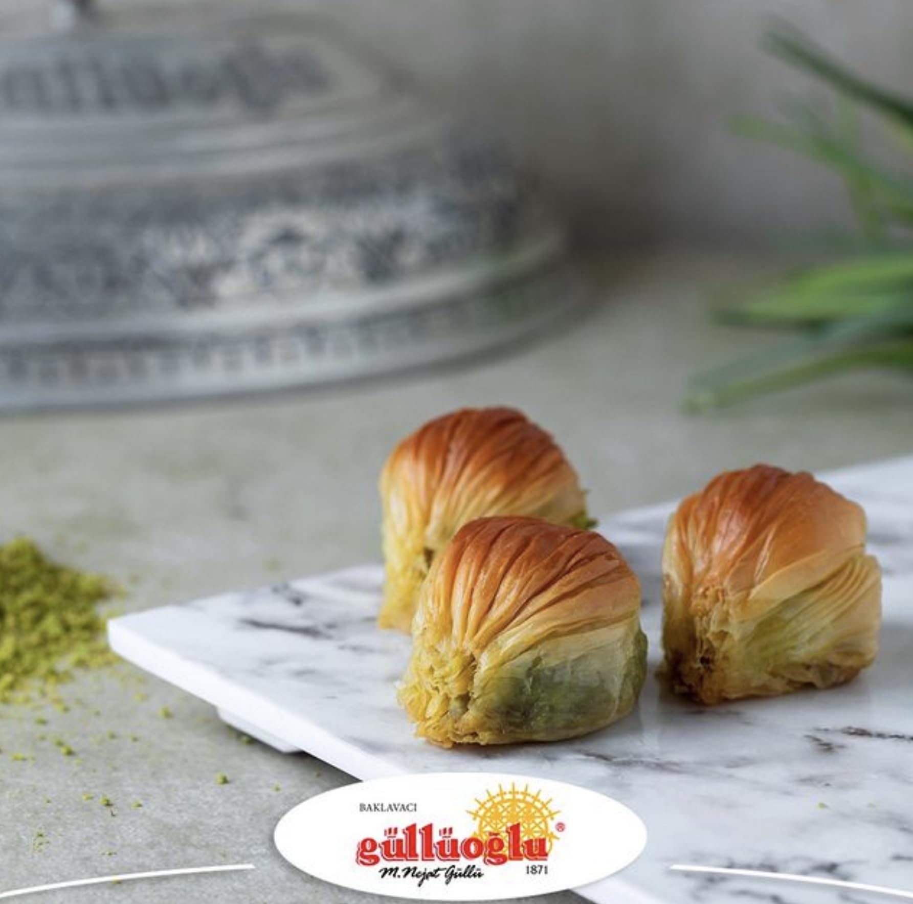 Gulluoglu Mussel Shaped Pistachio Baklava, 20 Pieces (2.2 lb-1000 gr ...