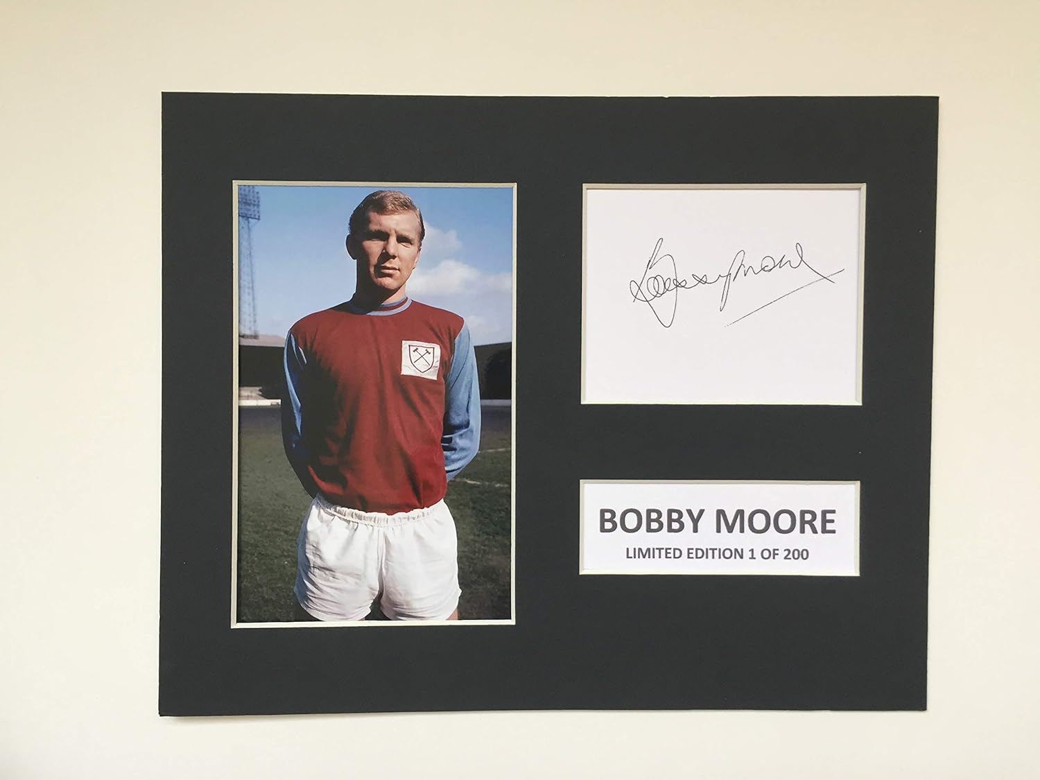 LIMITED EDITION BOBBY MOORE WEST HAM SIGNED DISPLAY PRINTED AUTOGRAPH ...