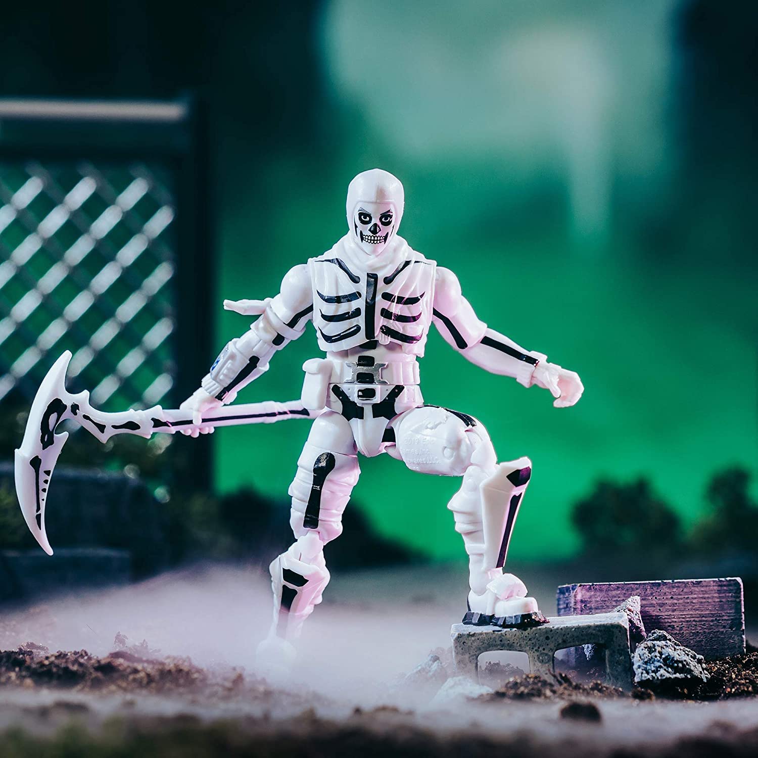 Mua FORTNITE Solo Mode Figure & Supply Crate Collectible Accessory ...