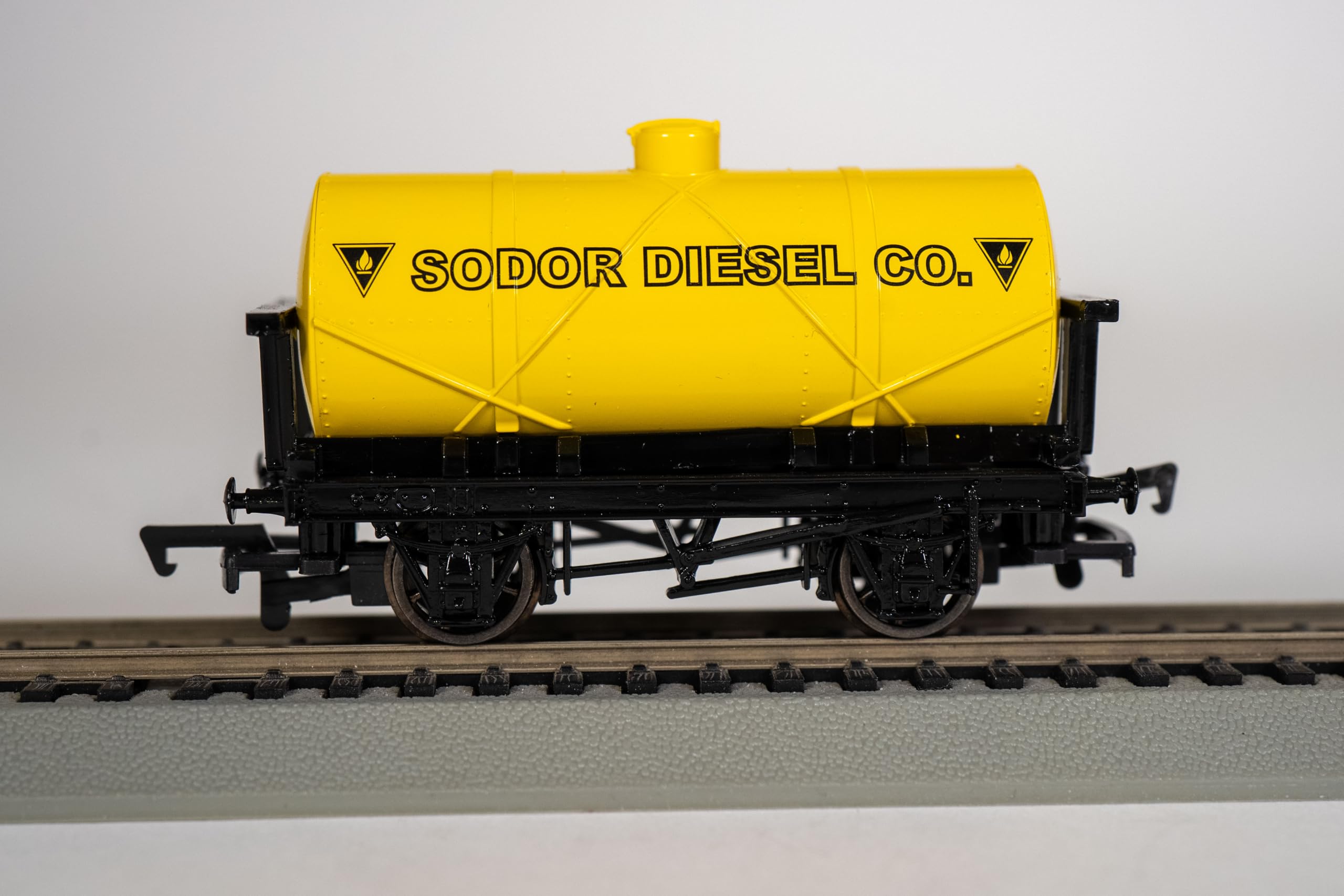 Mua Bachmann Trains - THOMAS & FRIENDS SODOR DIESEL CO. TANKER - HO ...