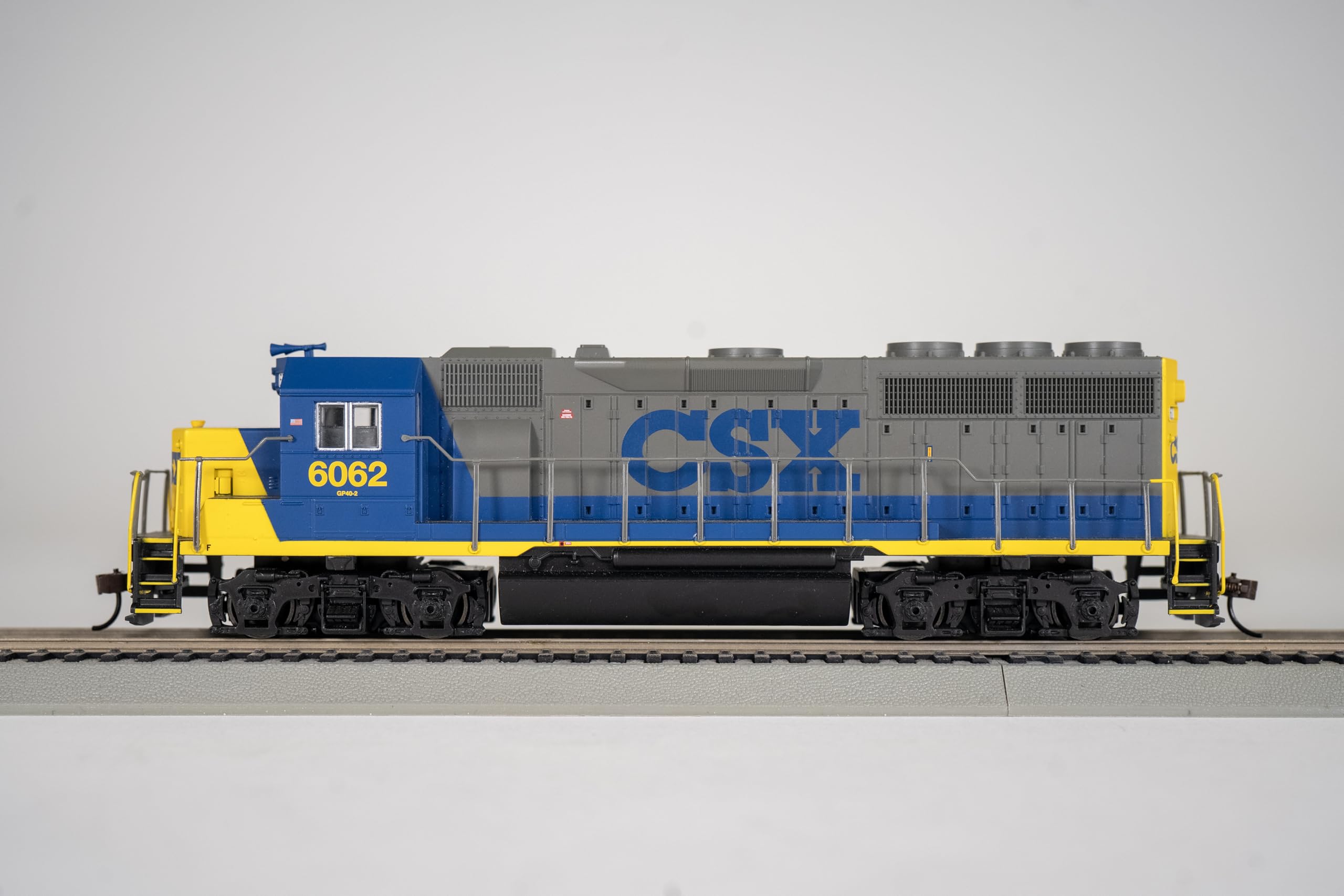 Mua Bachmann Trains - EMD GP40 - DCC Equipped Diesel Locomotive - CSX® #6062 (Bright Future ...