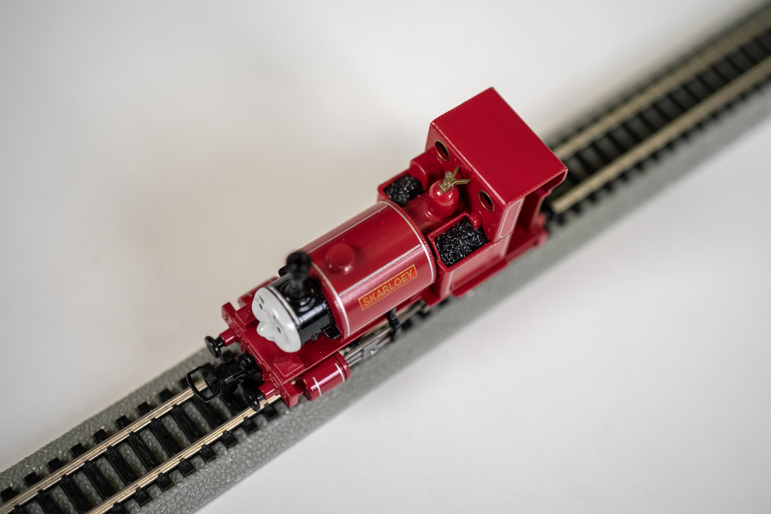 Mua 58601 Thomas and Friends - NARROW GAUGE SKARLOEY - Runs on N Scale ...