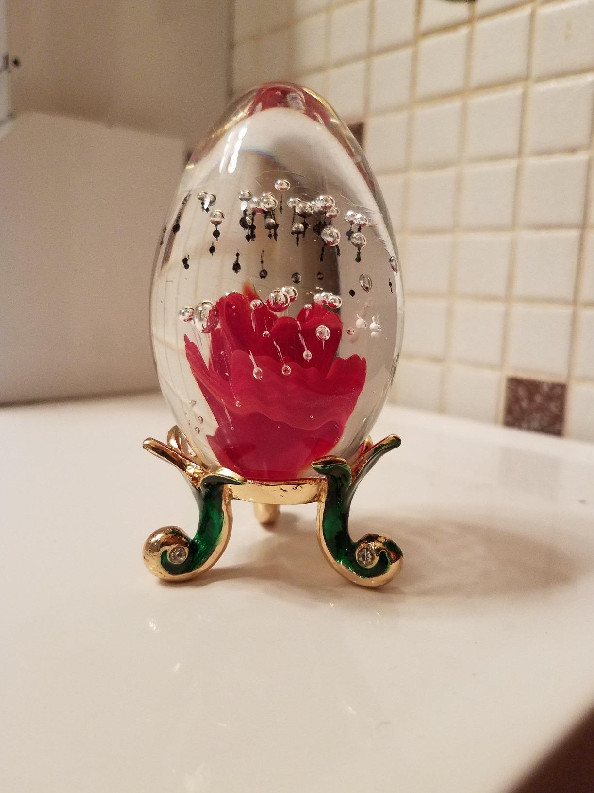 Green Leaves Gold Tone Metal Green Egg Stand Holder