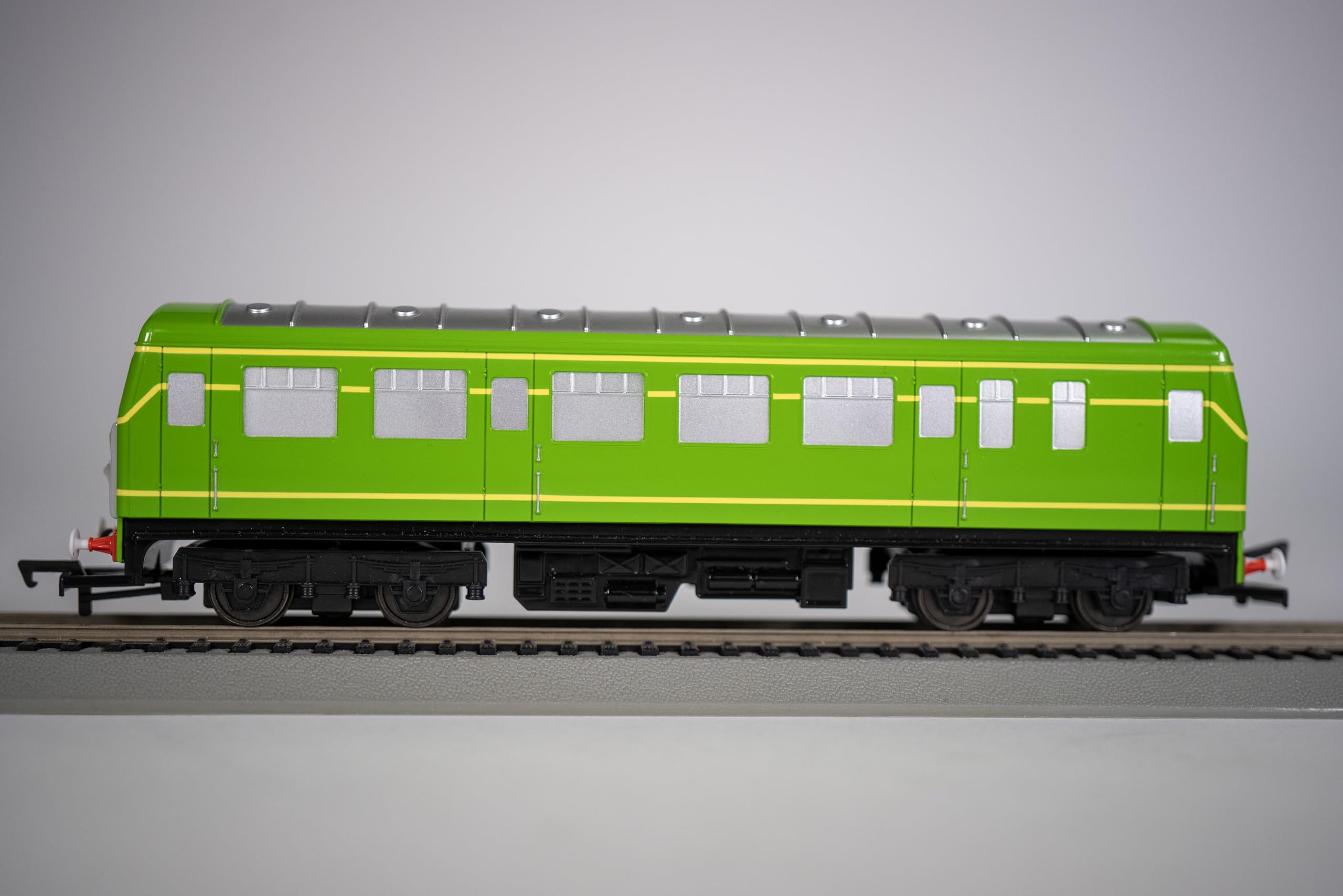 Mua Trains - Thomas & Friends Daisy Locomotive with Moving Eyes - HO ...