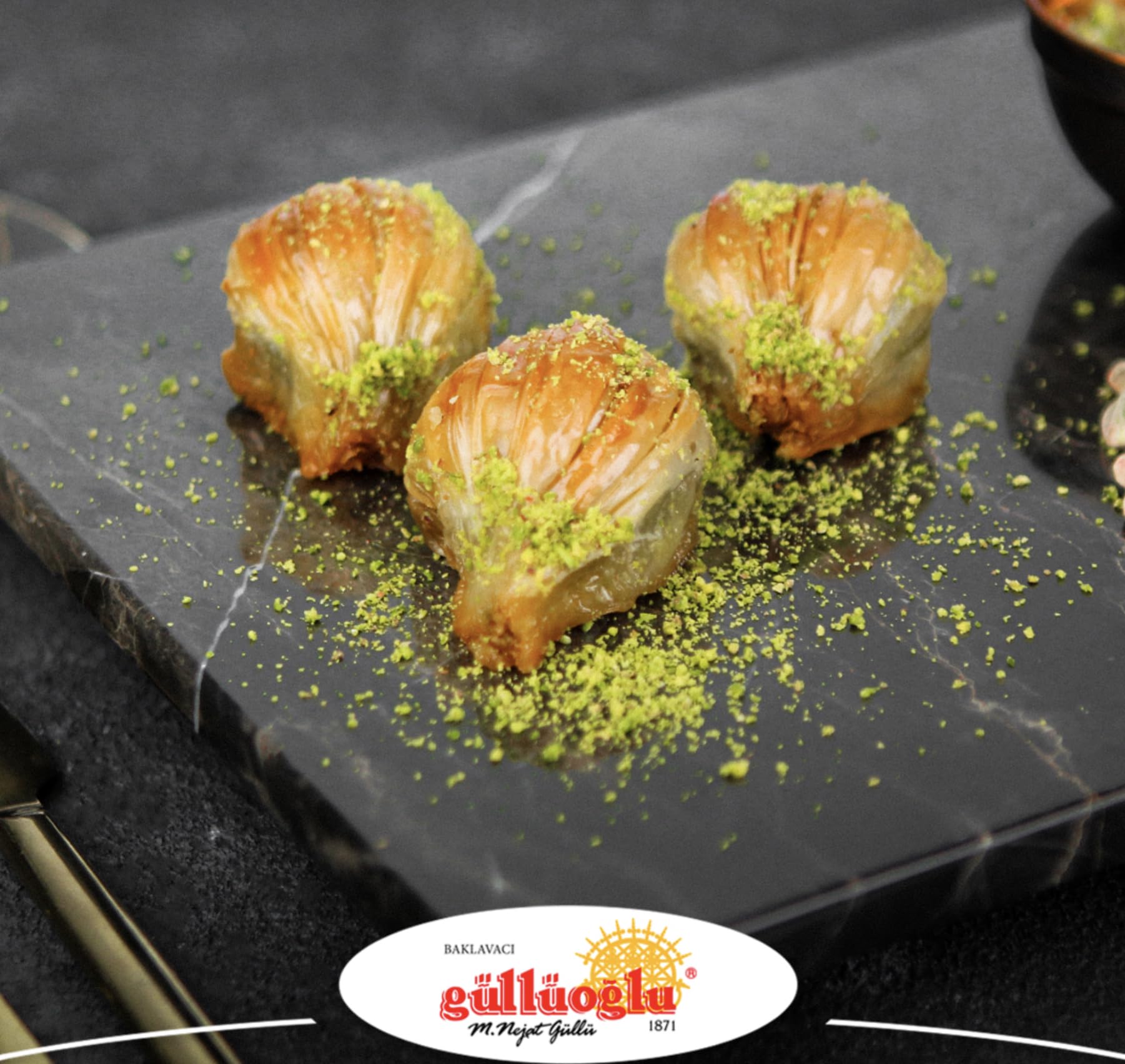 Gulluoglu Mussel Shaped Pistachio Baklava, 20 Pieces (2.2 lb-1000 gr ...