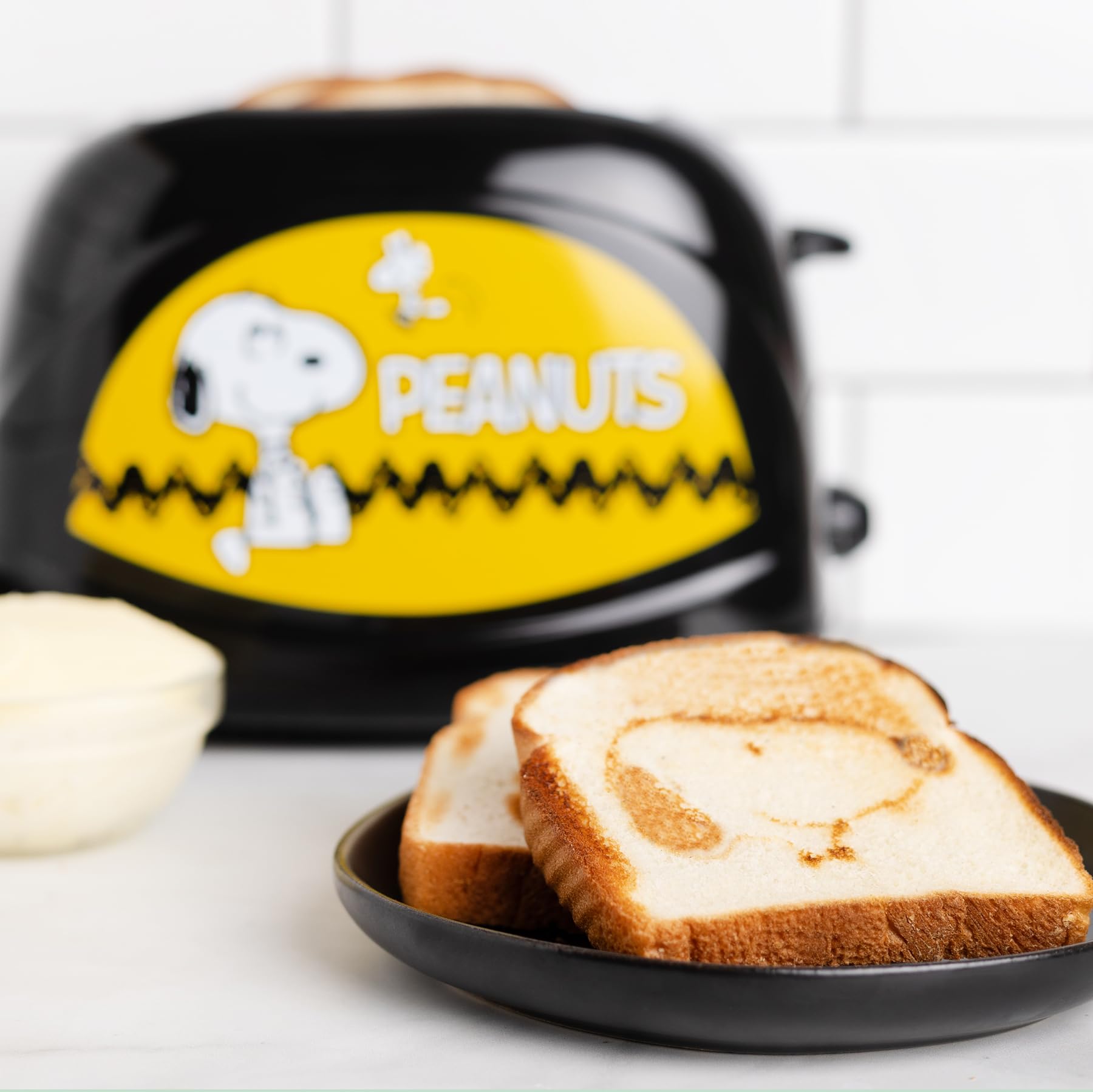 Mua Uncanny Brands Peanuts Snoopy Two-Slice Toaster- Toasts Your ...