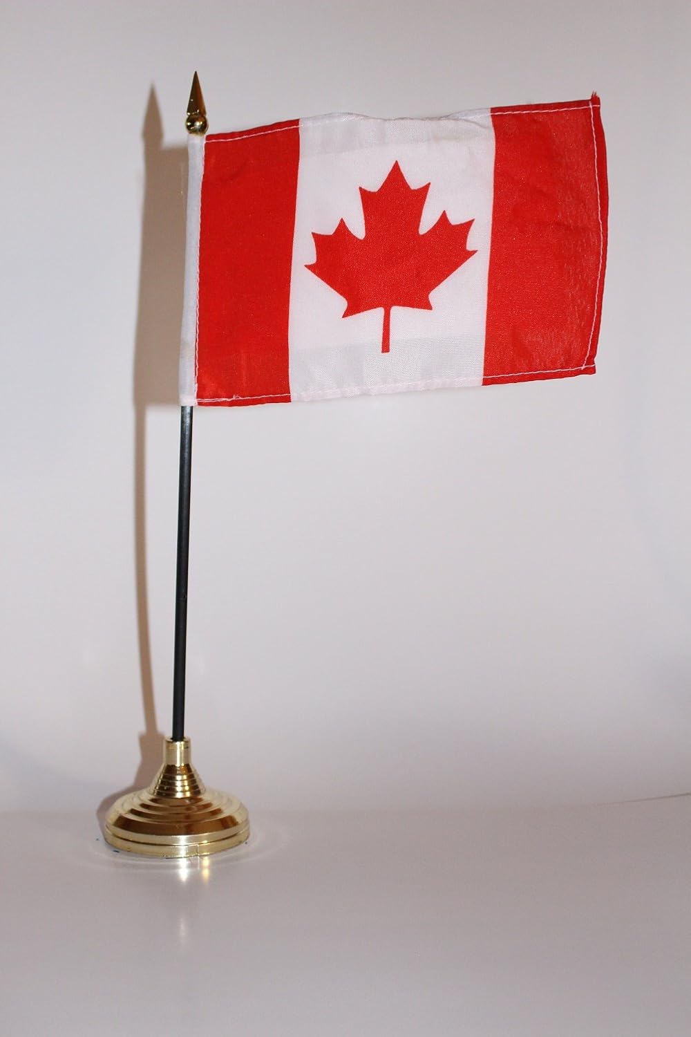 Amazon.com : Canada Canadian 4"x6" Miniature Flag Desk Set with Gold ...