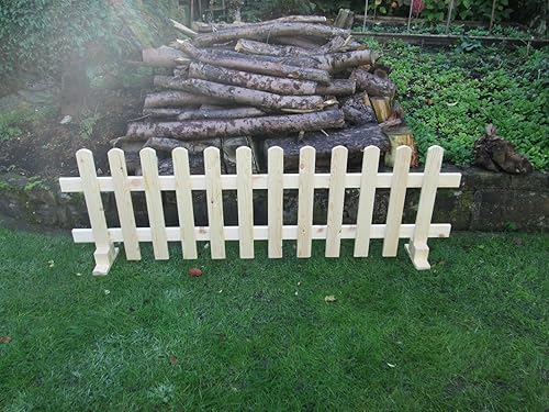 Free-standing Picket Fence Panels Smooth Timber Point Top 6ftx3ft ...