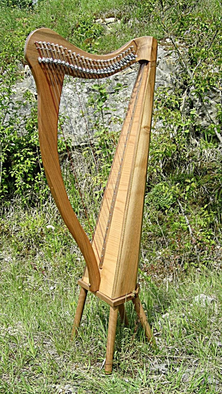 Harfe Harp 27 Saiten mit Halbtonklappen incl Füße NEU: Amazon.de ...