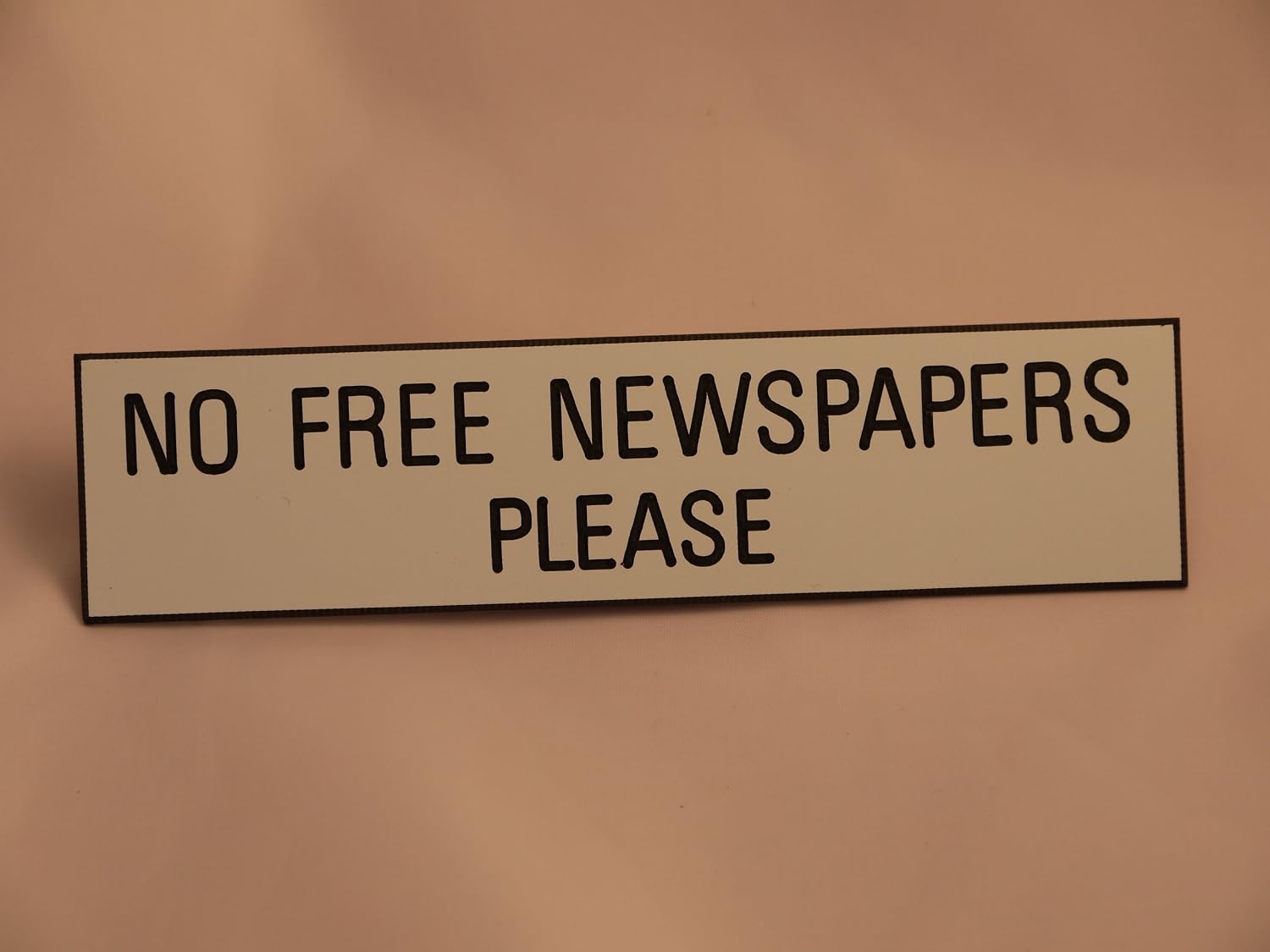 No Free Newspapers Please - Engraved Sign: Amazon.co.uk: Office Products