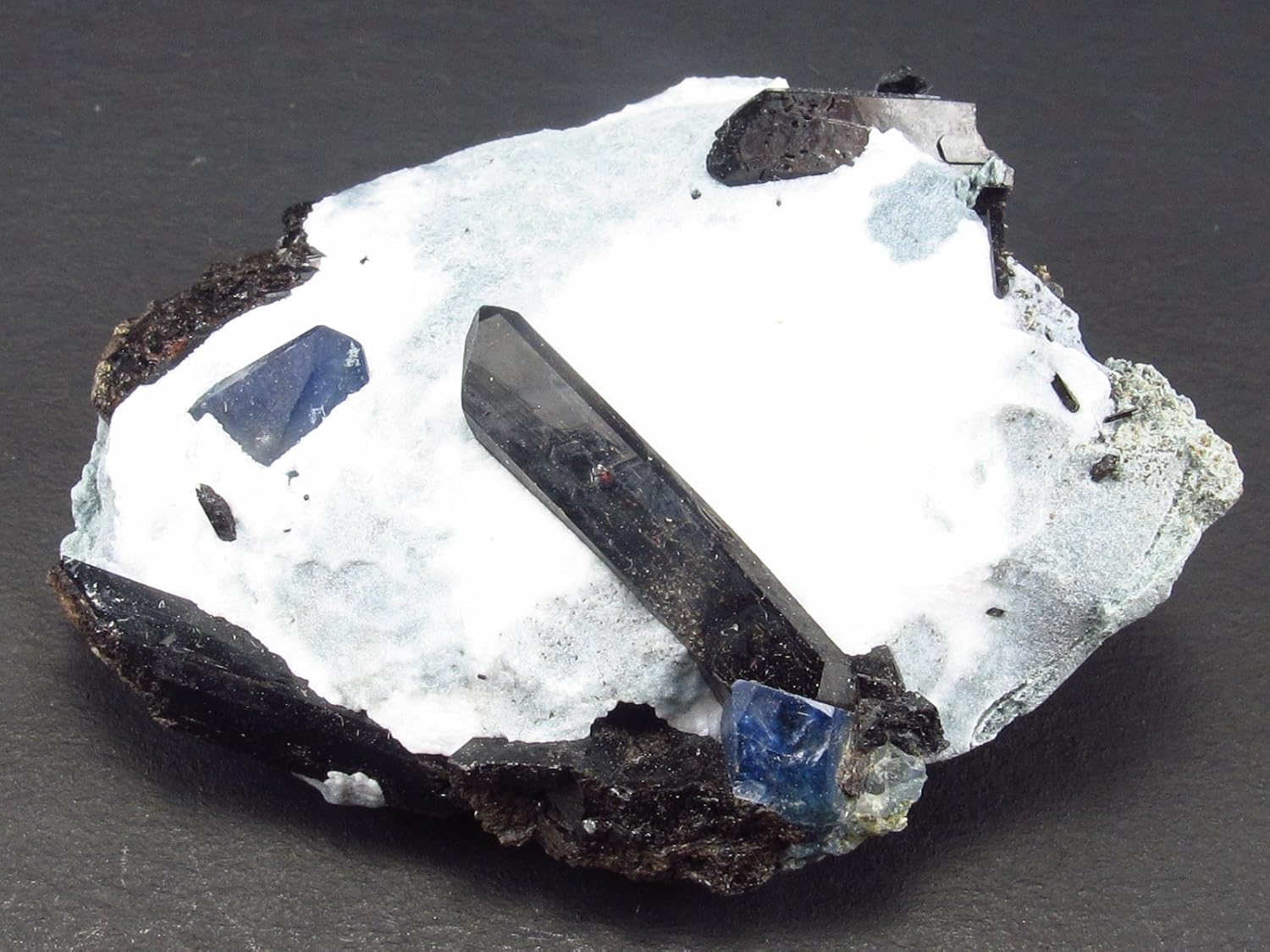 Amazon.de: benitoit & neptunit auf natrolith Cluster aus Kalifornien ...