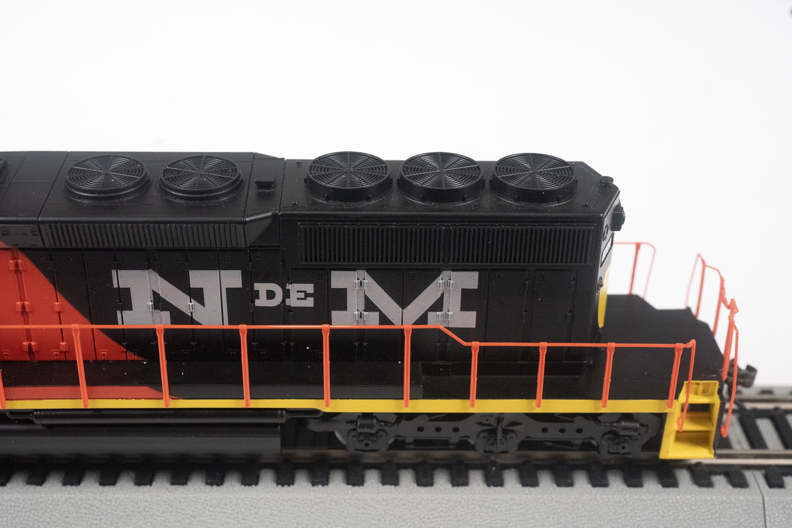 Mua Bachmann Trains - EMD SD 40-2 DCC Ready Diesel Locomotive ...