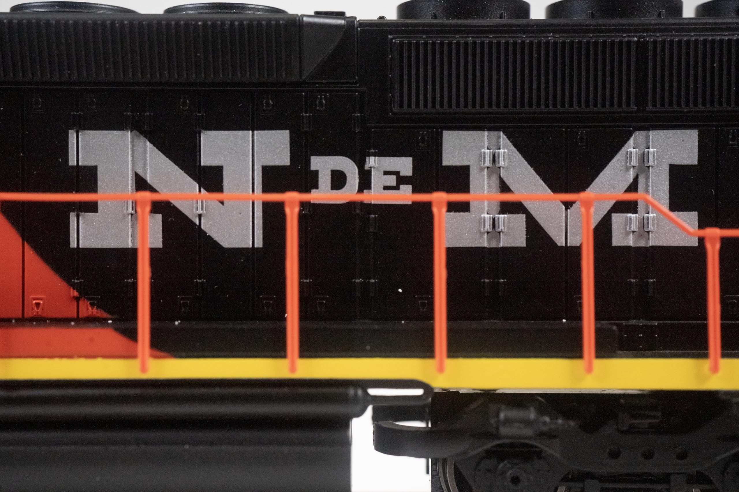 Mua Bachmann Trains - EMD SD 40-2 DCC Ready Diesel Locomotive ...