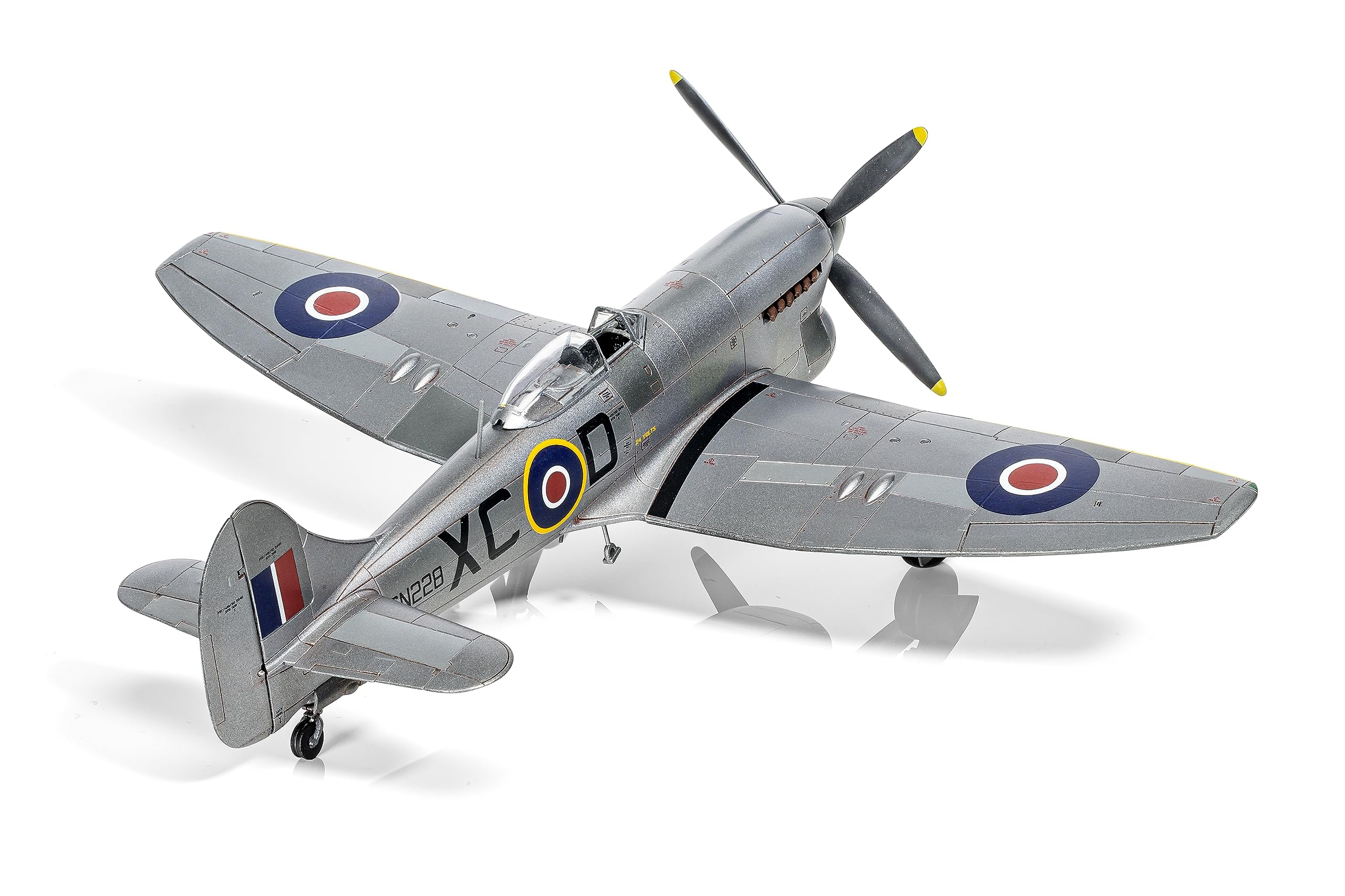 Mua Airfix Model Airplane Kit Gift Set - A02110 Hawker Tempest Mk.V ...
