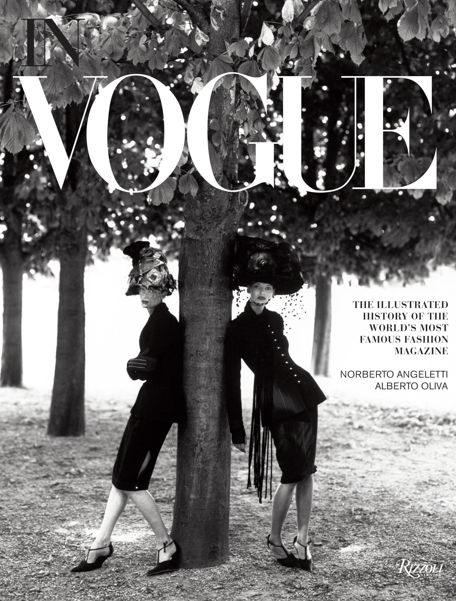 Mua In Vogue: An Illustrated History of the World's Most Famous Fashion ...