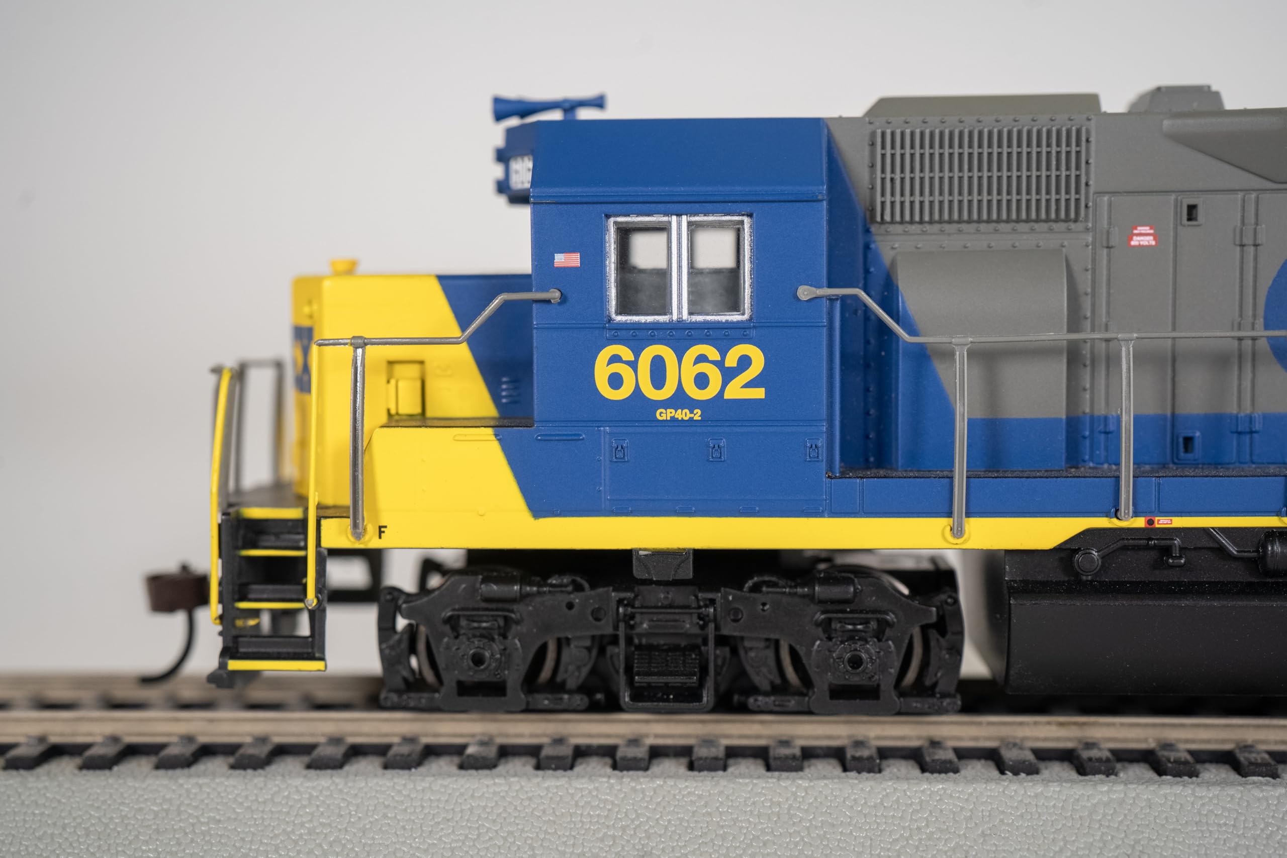 Mua Bachmann Trains - EMD GP40 - DCC Equipped Diesel Locomotive - CSX® #6062 (Bright Future ...