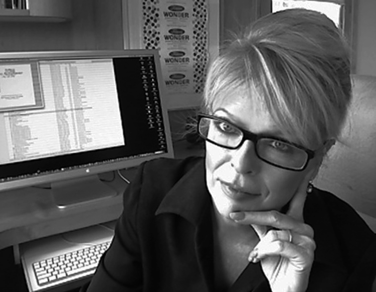 Amazon.co.jp: MARIE WOOLF: Editorial Portraits of Women in the News ...