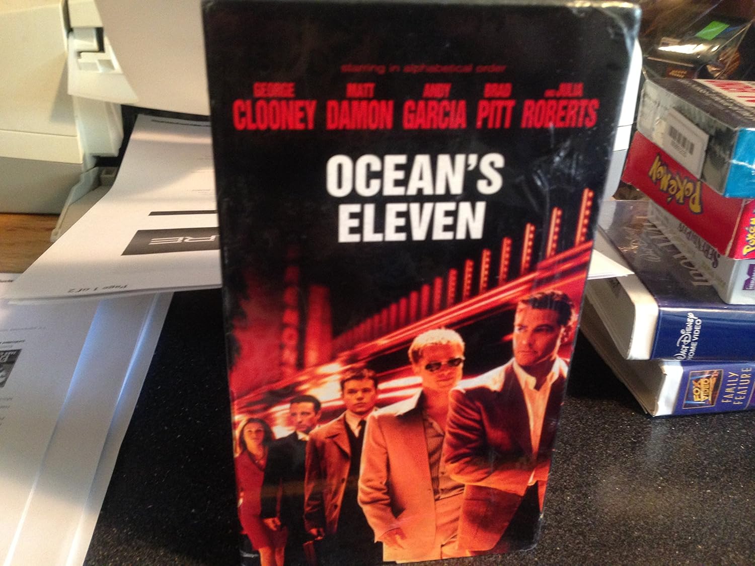 Amazon.com: Ocean's Eleven [VHS]: George Clooney, Brad Pitt, Julia ...