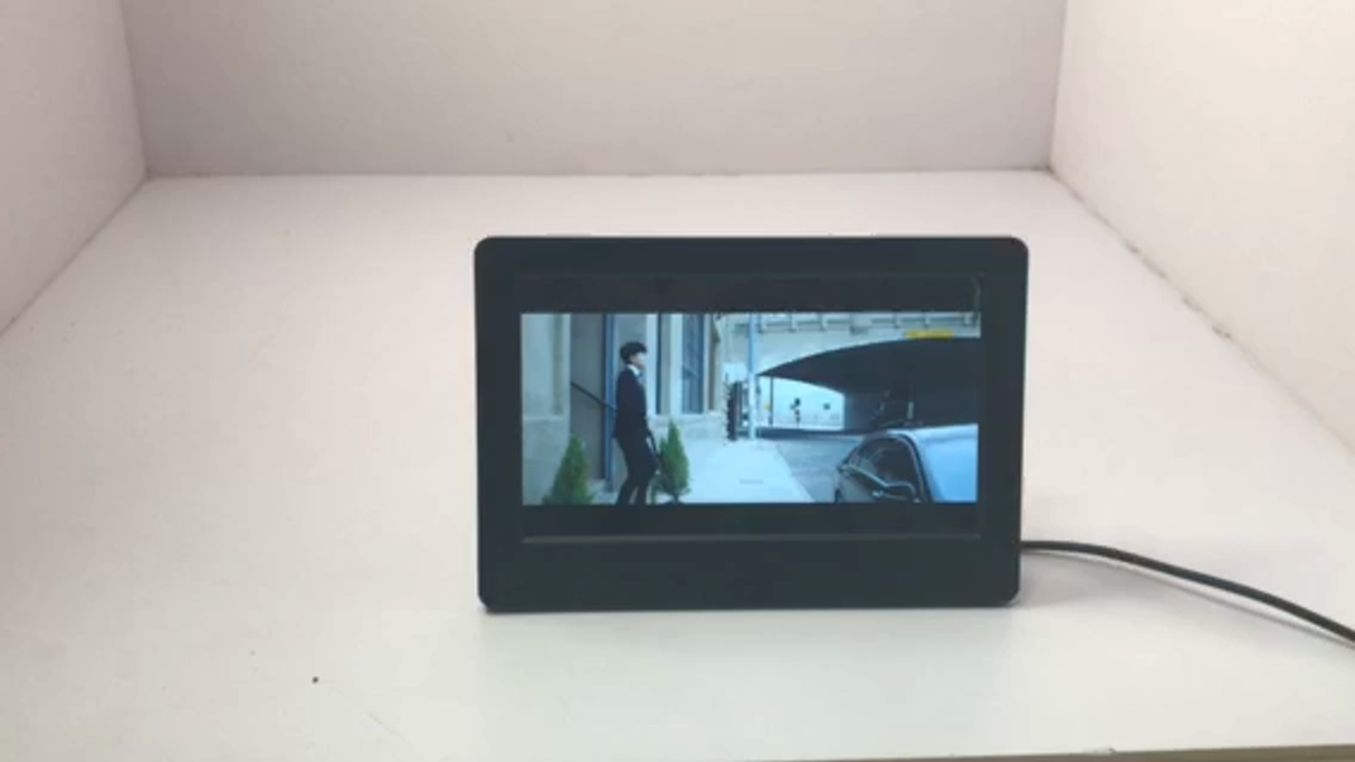 Watch How to use the digital picture frame on Amazon Live