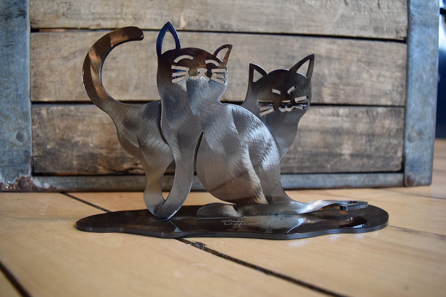 Gatos em escultura de metal para chão e prateleira – Matéria Incógnita