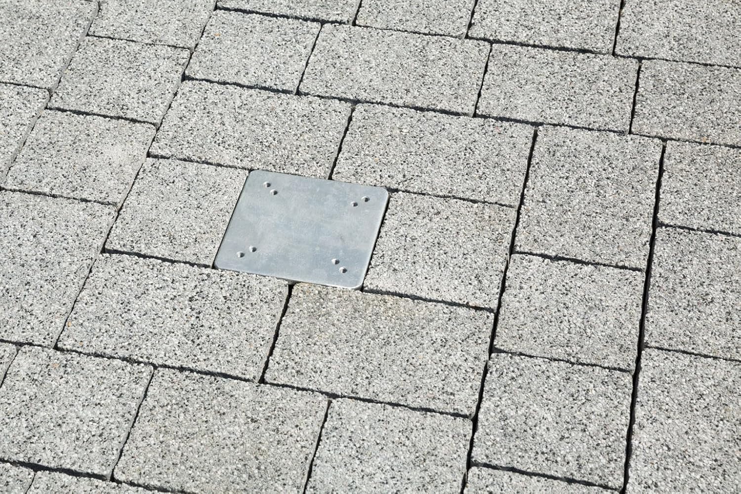 Schneider Universal Ground Mounting Plate – BigaMart