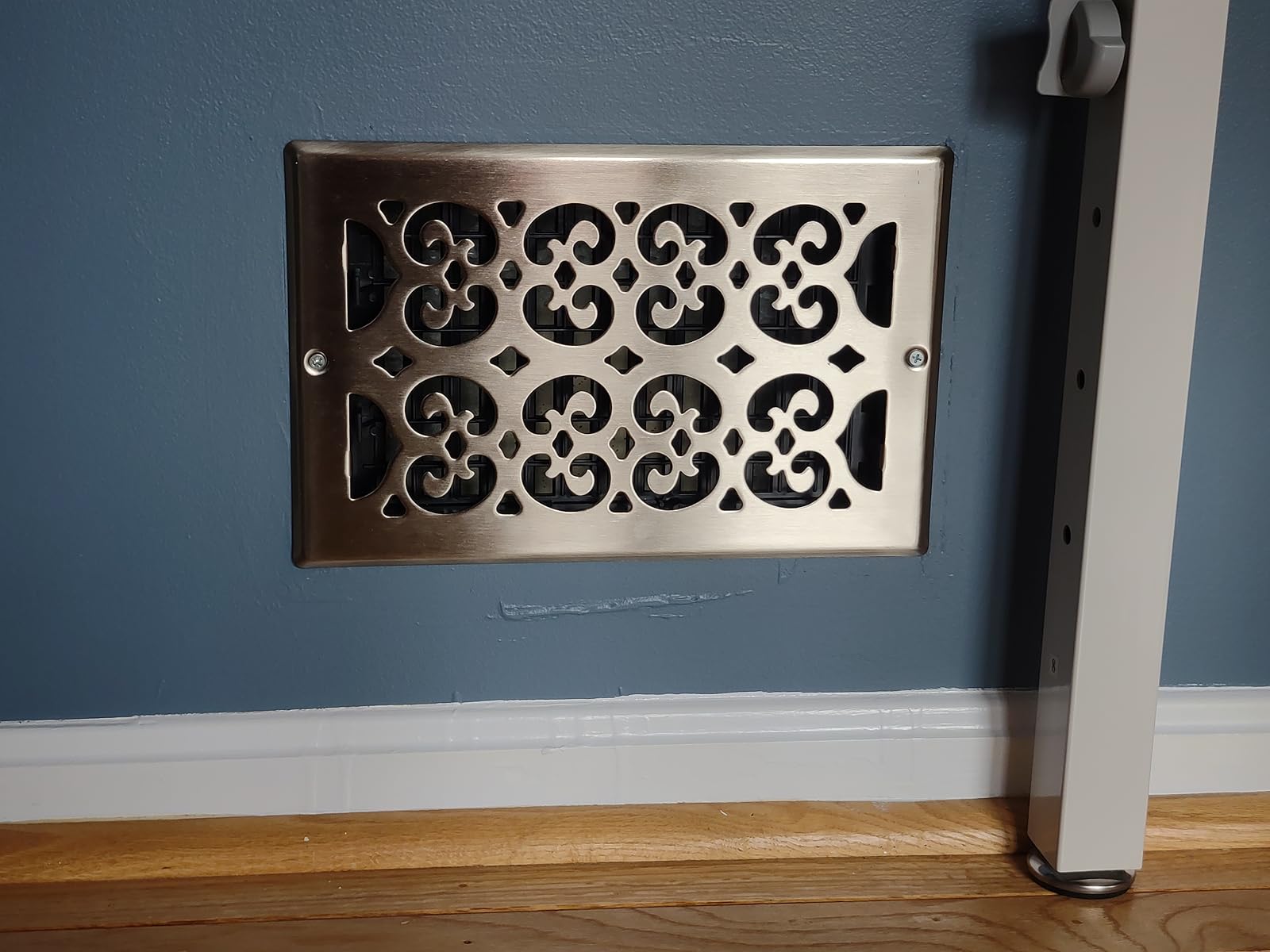 Beautiful wall grate to replace old, painted over grate
